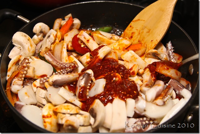 Korean Cuisine: Ojinguh Bokeum Version 2.0 - Squid Stir Fry - (오징어 볶음)